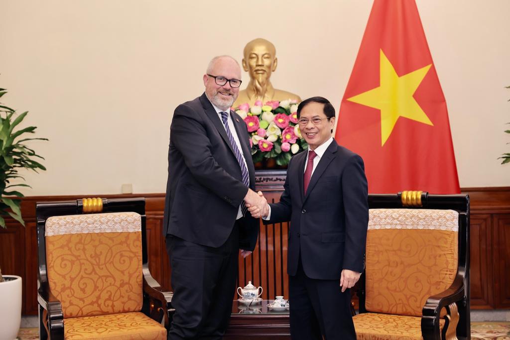 Assistant Minister for Trade, Tim Ayres, visits Vietnam